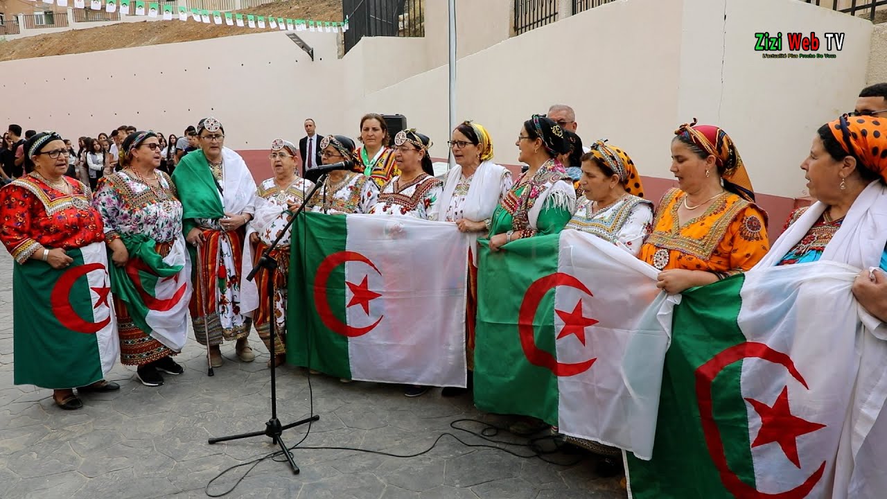 Magnifique Louanges Traditionnels Patriotiques Des Braves Femmes D ...