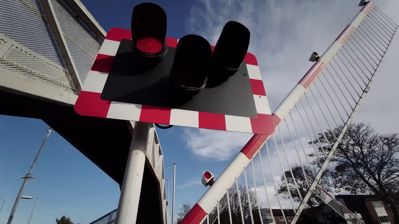 *DEAD ALARM* Hall Road Level Crossing 25/10/2020 - YouTube