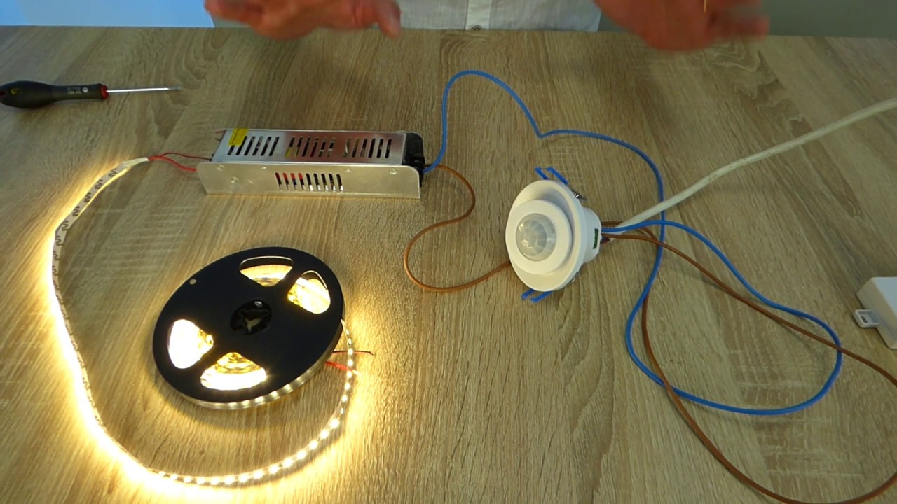 Accendere e spegnere un alimentatore LED con sensore di presenza - YouTube