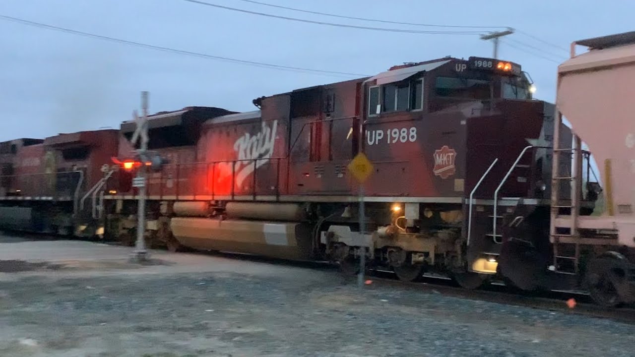 ULTRA RARE! Union Pacific’s “The Katy” Heritage Unit UP 1988 on CP 299 North! (10/9/2021) - YouTube
