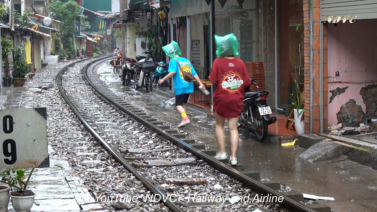 TRAIN STREET IN HA NOI | ĐOÀN TÀU TRONG CƠN MƯA TRÊN XÓM ĐƯỜNG TÀU HÀ ...