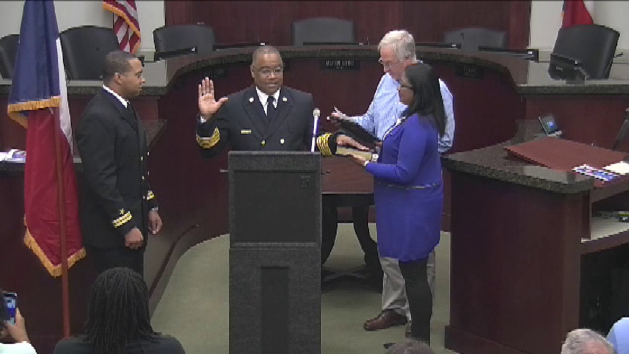 The swearing in of Tyler's new Fire Chief - David Coble. - YouTube