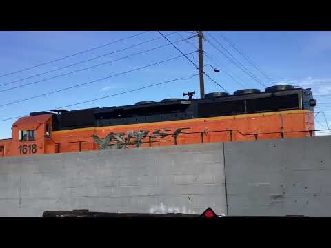 BNSF 1686 backs up - YouTube