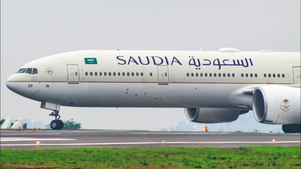 Saudi Airlines [BOEING 777-300ER] Landing In Monsoon Season At Calicut ...