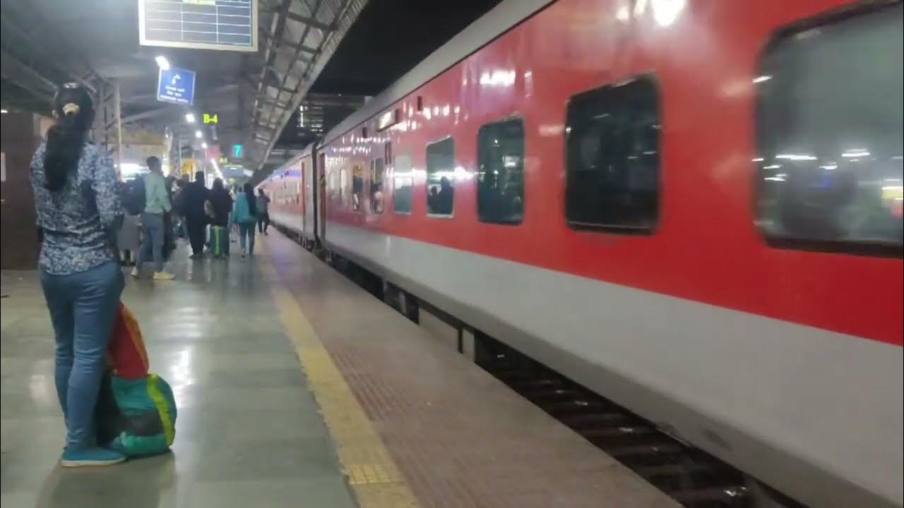 20111 Konkan Kanya Express Arrivial & Departure at Thane | Konkan Railway - YouTube
