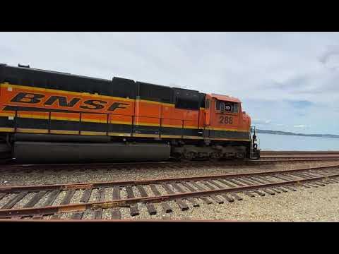 (Northbound) BNSF 288 leads Job 360 through Bridge 14. - YouTube