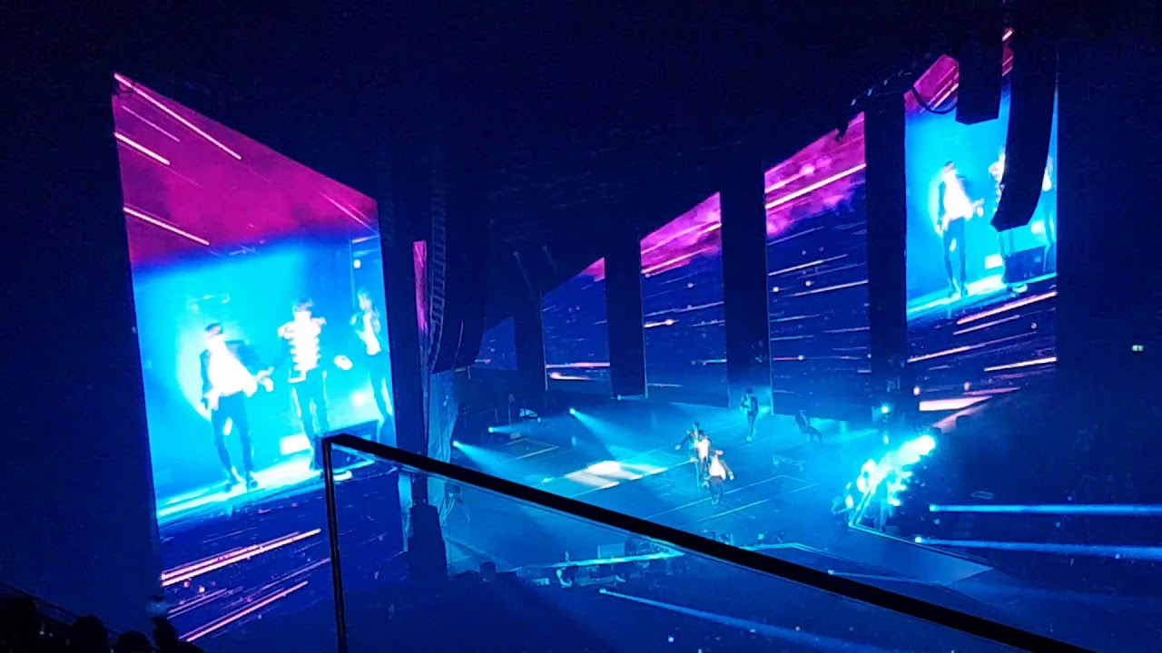 BTS concert in London - Save me Love Yourself Tour O2 Arena Day 1 - YouTube