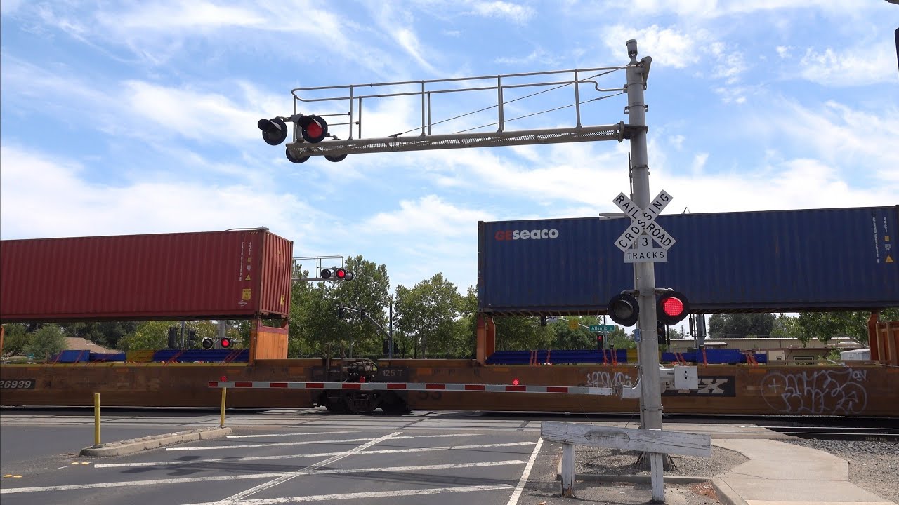 UP 8193 Intermodal Train East, Yosemite St. Railroad Crossing ...