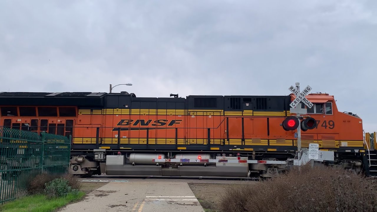 BNSF 3749 Sac Local North - Calaveras River Bike Trail/ McAllen Pvt. Railroad Crossing, Stockton ...