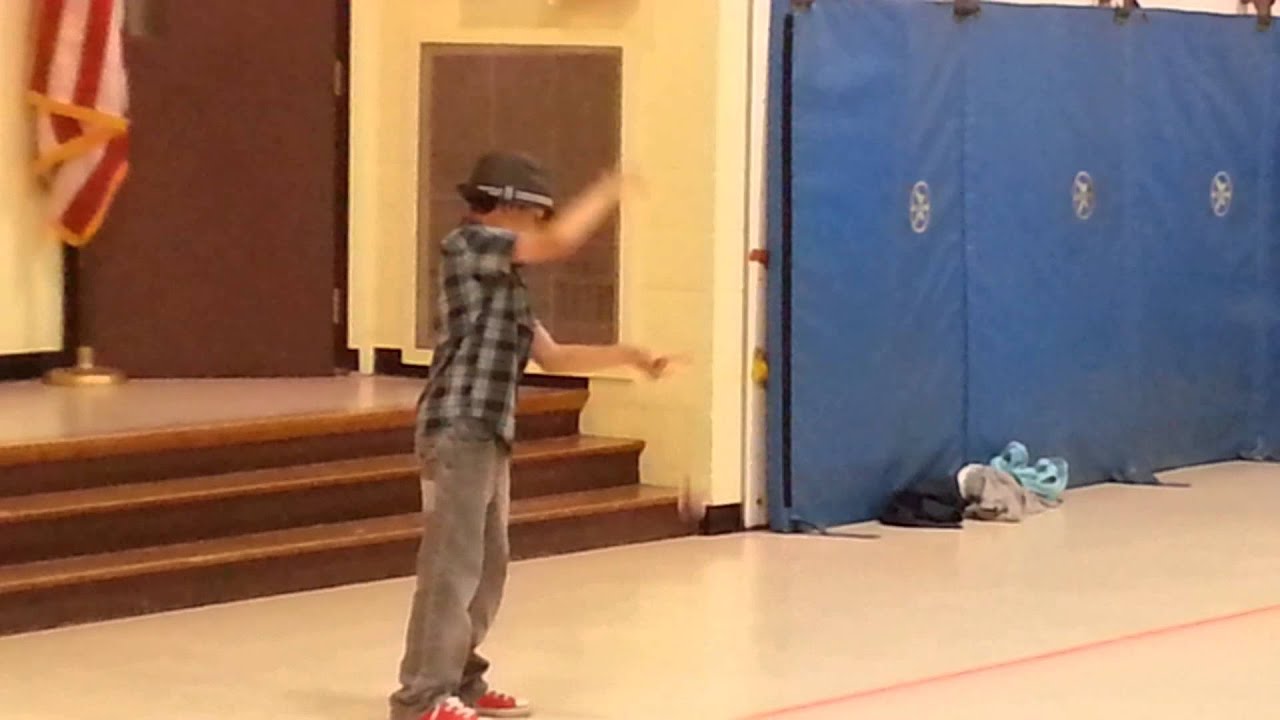 Liam's cool yoyo tricks at school talent show 2014 - YouTube