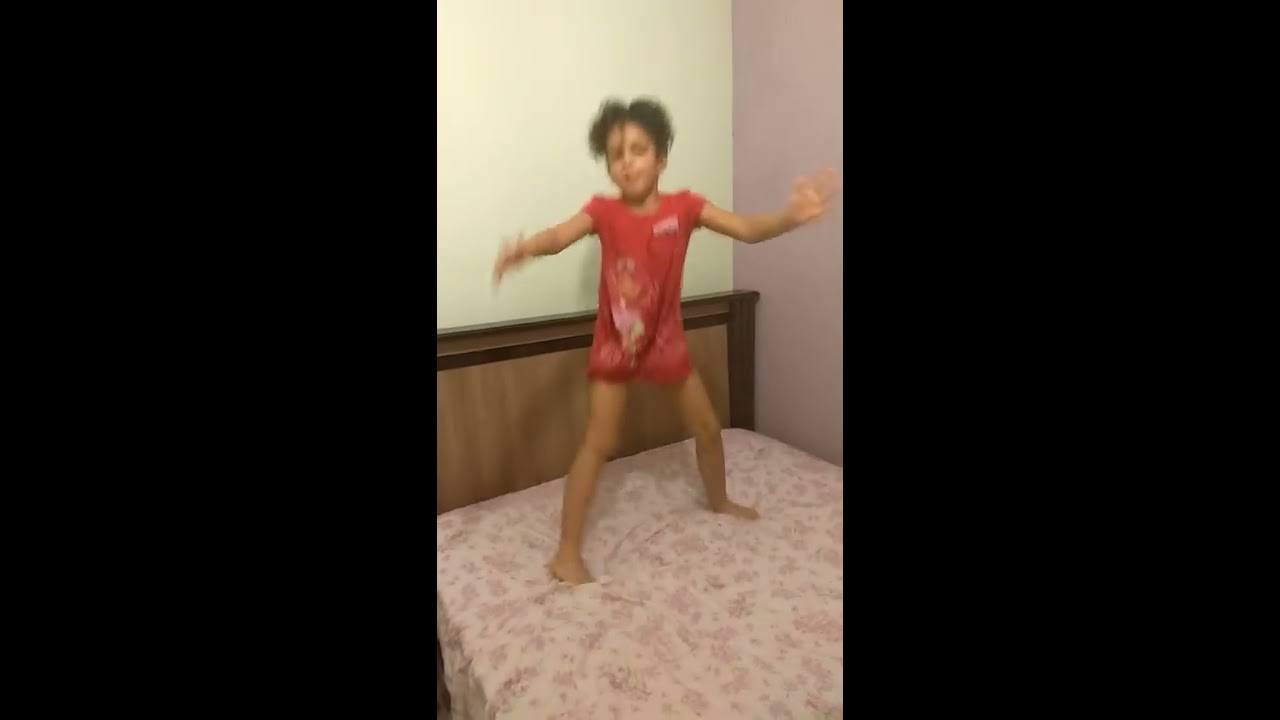ELA DANÇA: Maria dançando WHAT A FEELING - YouTube