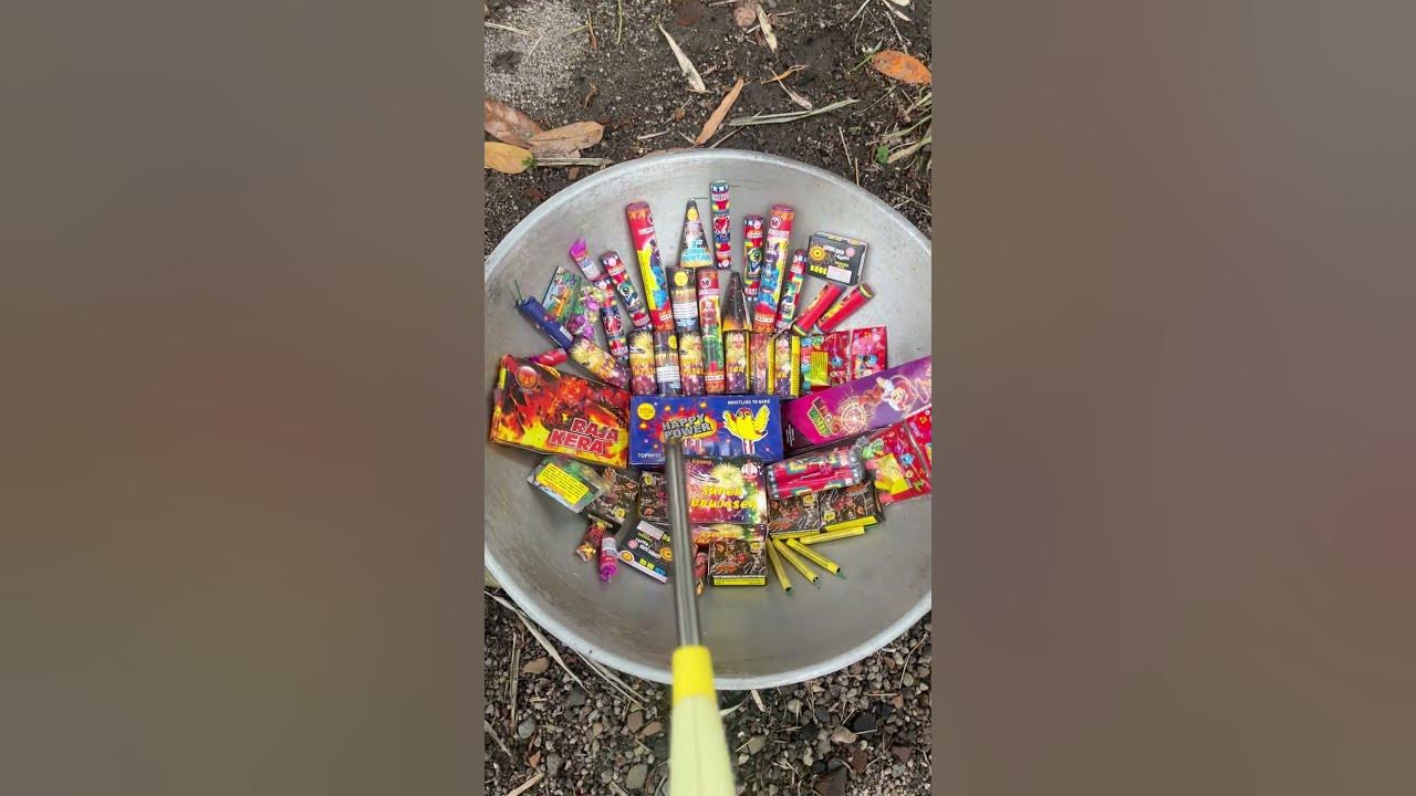 Experiment to light all the firecrackers in the pan #firecrackers #petasan #mercon #shorts - YouTube