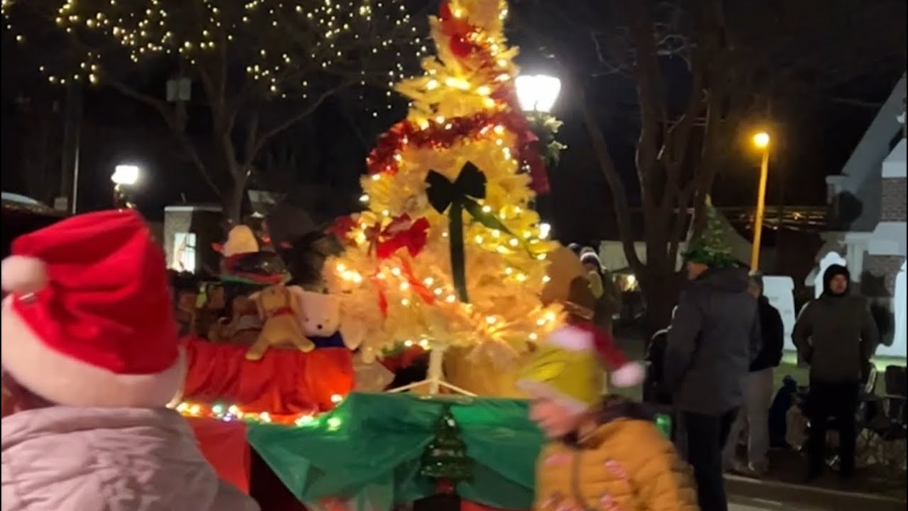 Christmas celebration in the USA | Parade, Santa photos & Festive cheer ...