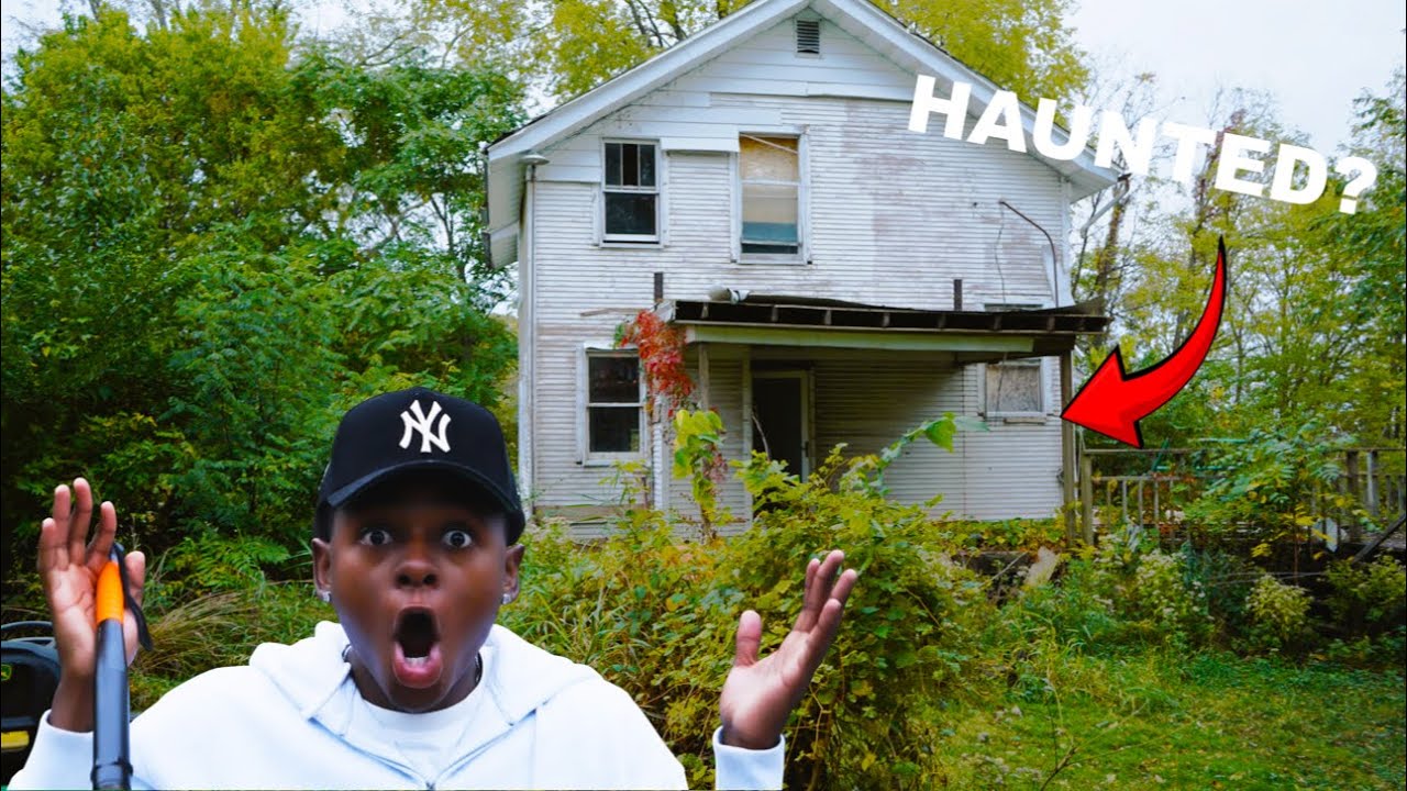 EXPLORING AN ABANDONED HAUNTED HOUSE... - YouTube