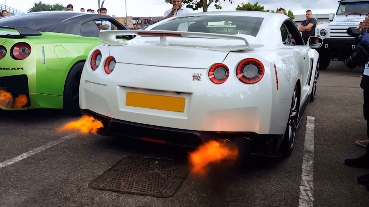 Flame spitting Anti-Lag R35 GTRs at Car Meet!! - YouTube
