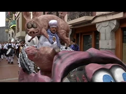 Bask bölgesindeki geleneksel karnaval, birbirinden renkli görüntülere sahne oluyor