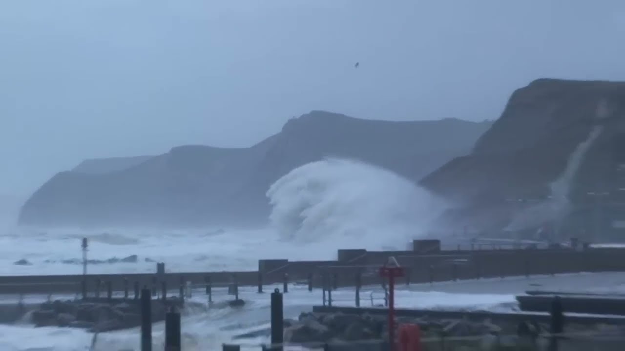 4 METER WAVES HIT WEST BAY - DORSET - U.K. 5-2-14. - YouTube