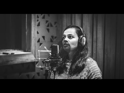 DIVYA VINEETH - UYARNNU PARANNU | Vineeth Sreenivasan | Lyrical Music ...