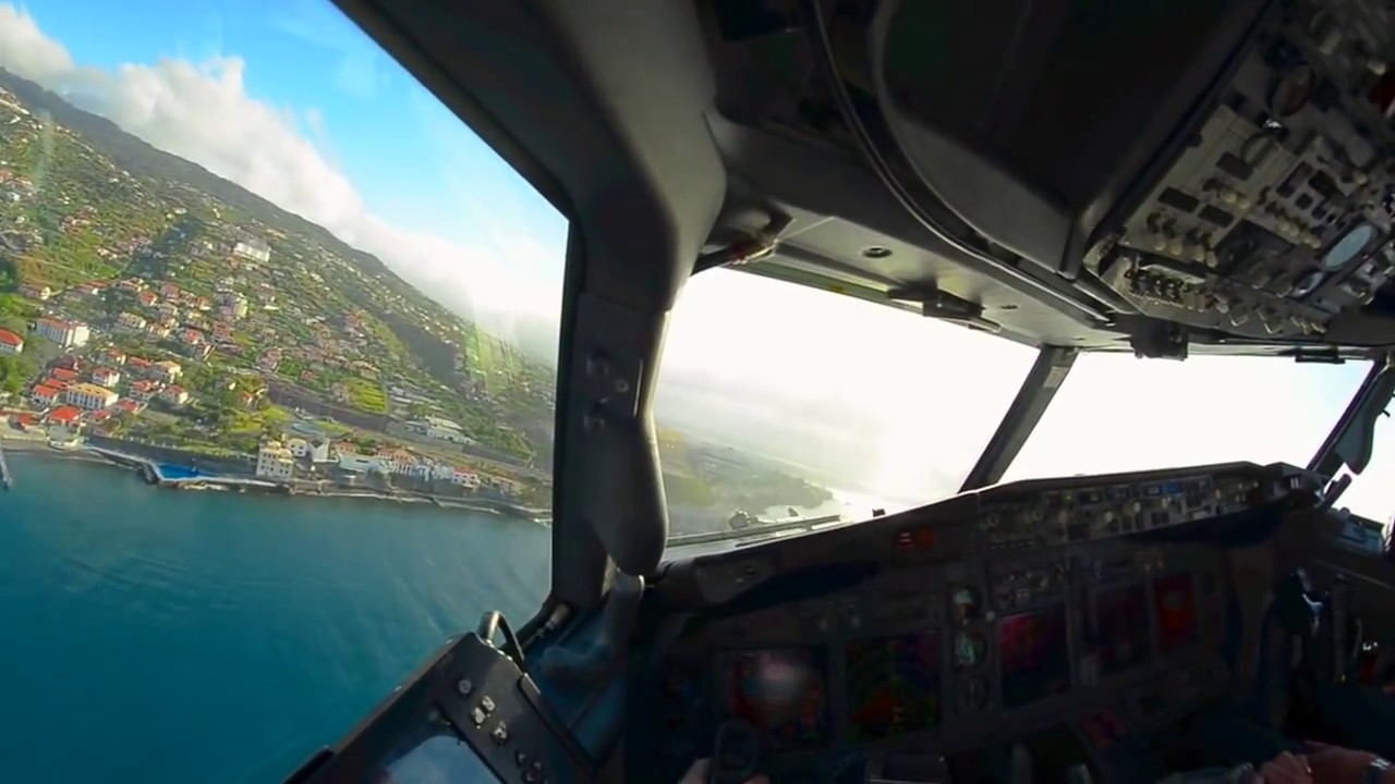 CRAZY! Inside Cockpit Crosswind Landing at Madeira Cristiano Ronaldo ...