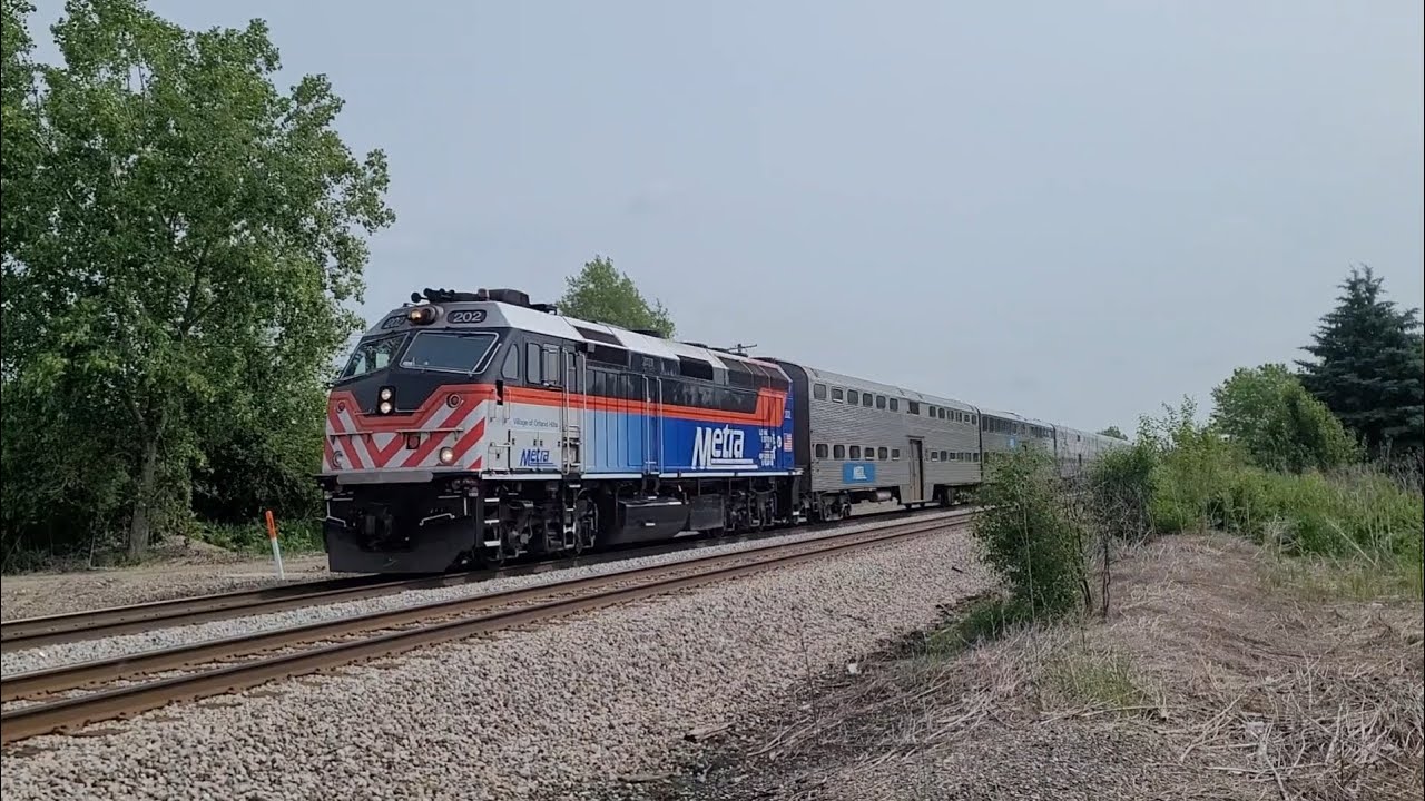 Metra F40PHM-3 #202 leading Rock Island #407 - YouTube