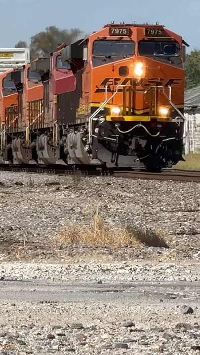 BNSF Warbonnet trailing on BNSF Z train! #train #bnsfrailway #bnsftrains #bnsf - YouTube