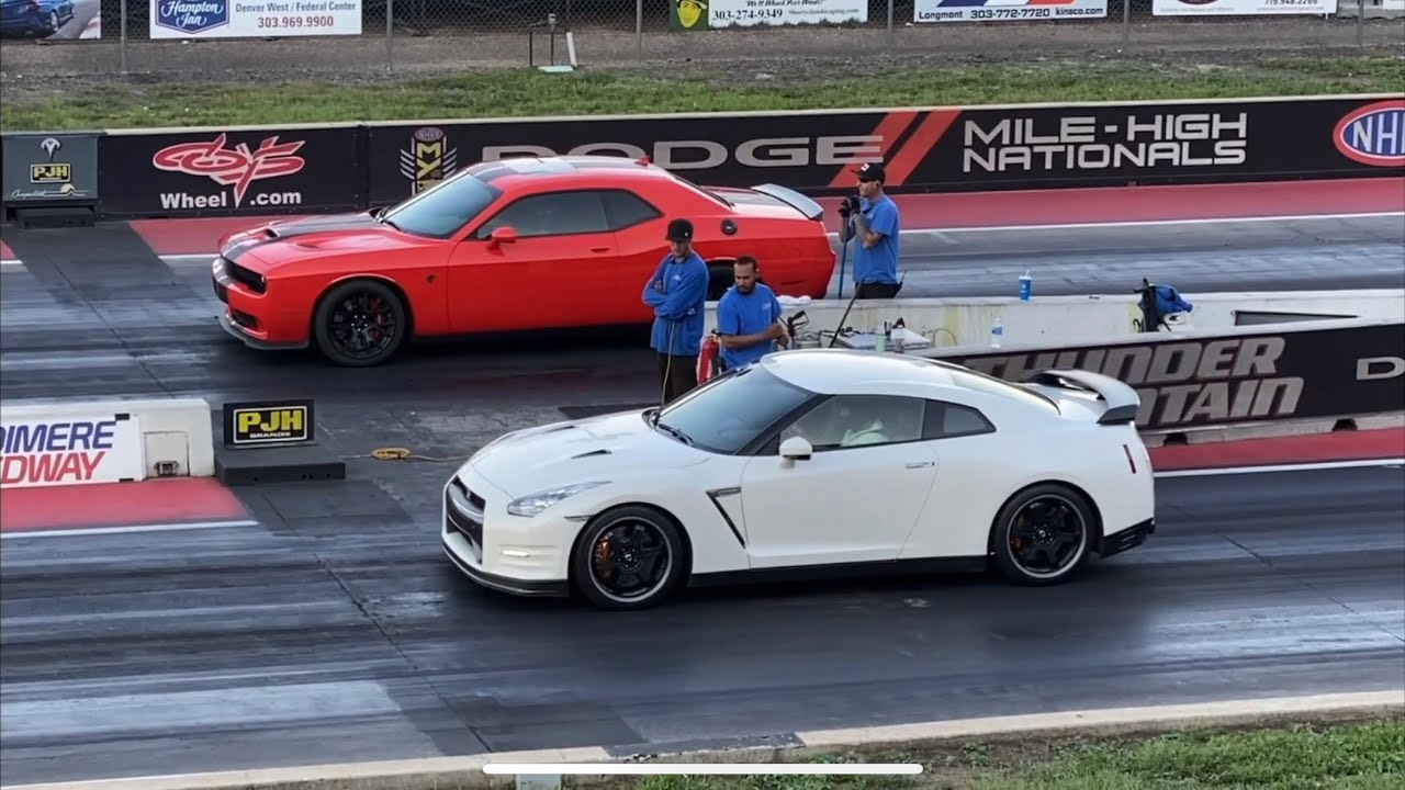 Dodge Challenger SRT Hellcat Vs Nissan GTR R35 - YouTube