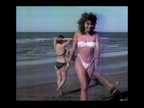 Gabriela Roel & Yirah Aparicio en bikini.