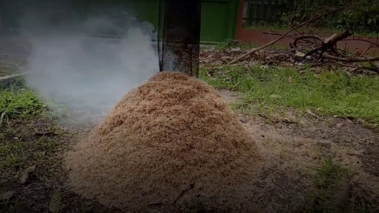 Pembuatan Biochar Dengan Metode Manual Dan Bt Sederhana - YouTube