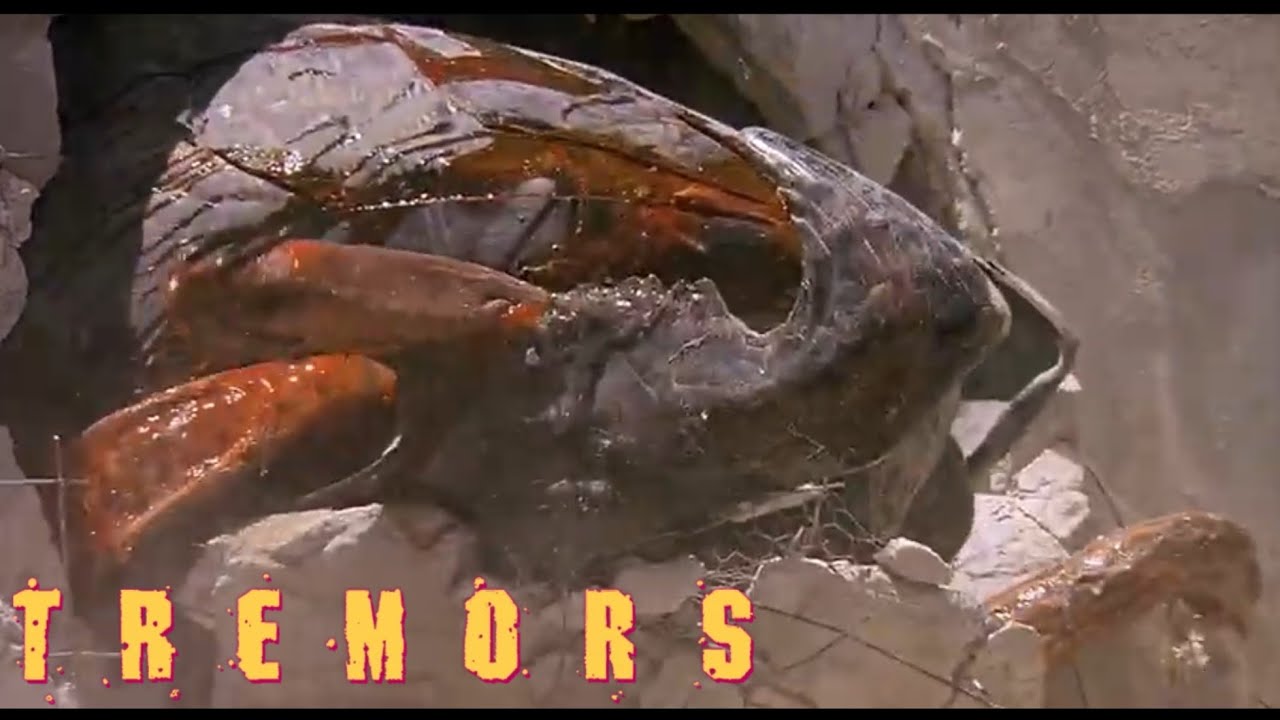 Terror Bajo La Tierra: Val y Earl Matan A Un Graboide - YouTube