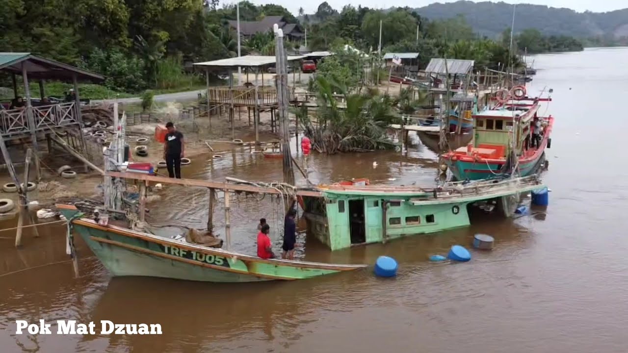 dugaan nelayan Dungun TRF1005 musim tengkujuh - YouTube