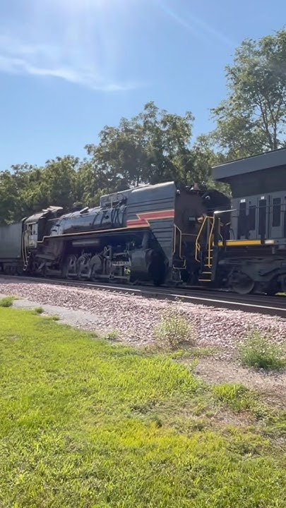 IAIS 519 leads west with IAIS 6988 QJ - YouTube