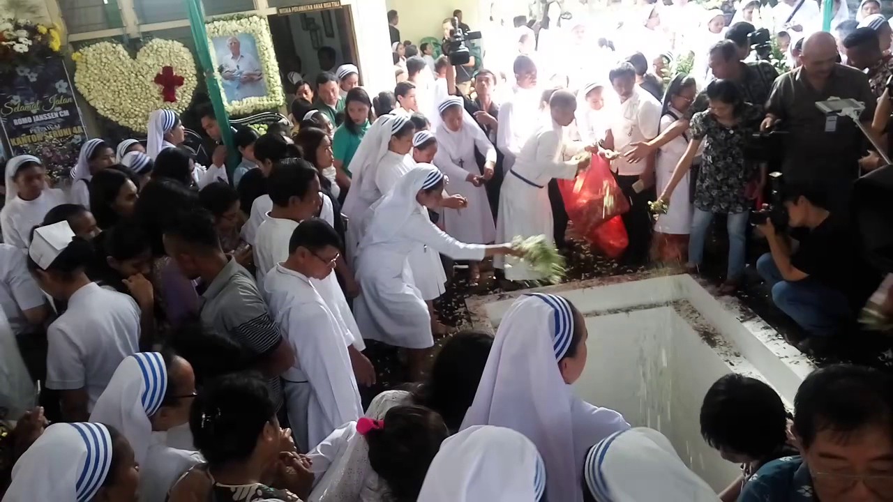 UPACARA PEMAKAMAN Romo Paul H Janssen 24 APRIL 2017 - YouTube