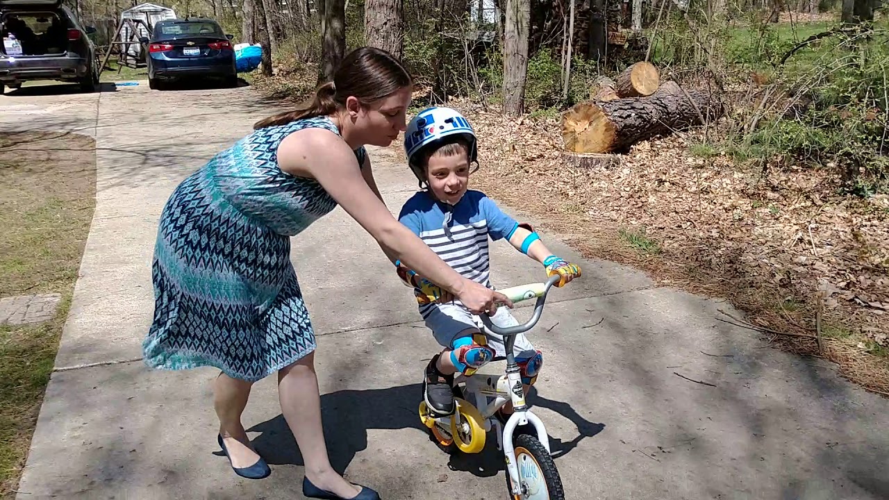 5-5-18 Jacob and Grayson trying to ride bikes without training wheels ...