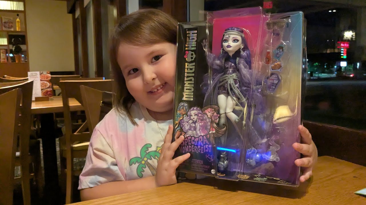 ZARA REVIEWS A MONSTER HIGH DOLL (SPECTRA VONDERGEIST) - YouTube