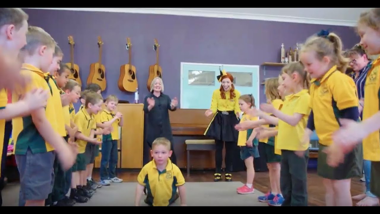 Emma Wiggle surprises Julia Rennick, 2019 Telstra ARIA Music Teacher of ...
