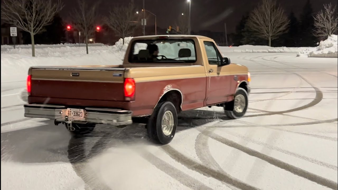 Redneck drifting in the snow - YouTube