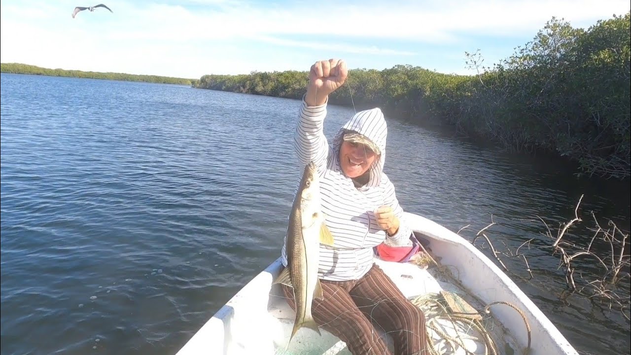 Mi primera pesca de róbalo a mano - YouTube