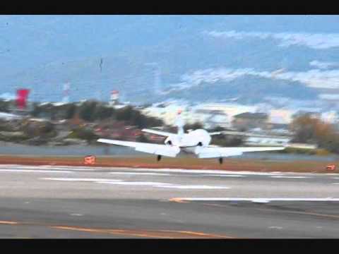 U.S. military aircraft 80006 UC-35A /大阪国際空港に着陸! #eizosuisen - YouTube