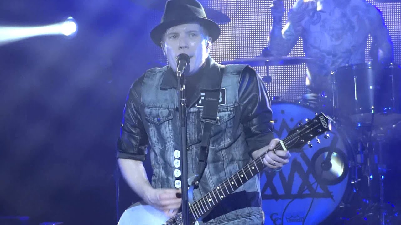 Fall Out Boy - "Alone Together" (Live in Los Angeles 6-13-13) - YouTube