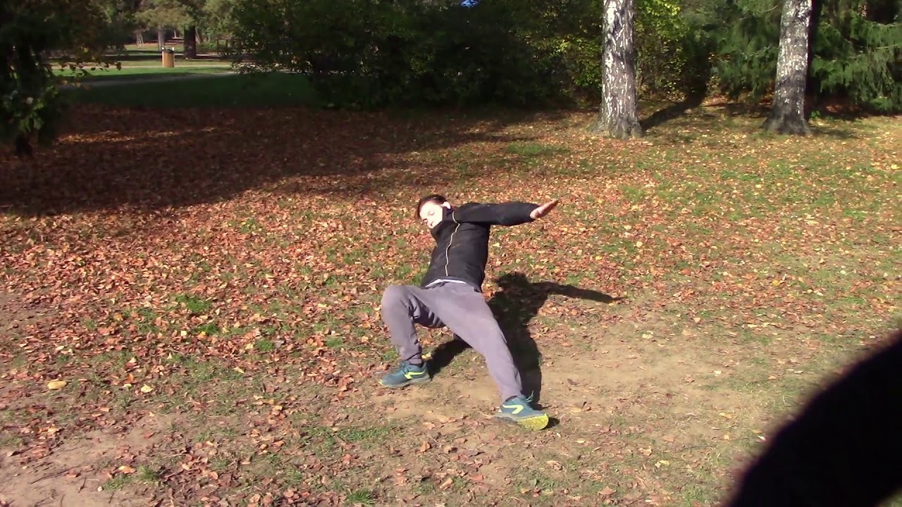 Bahian Capoeira: Meia lua de compasso com role - YouTube