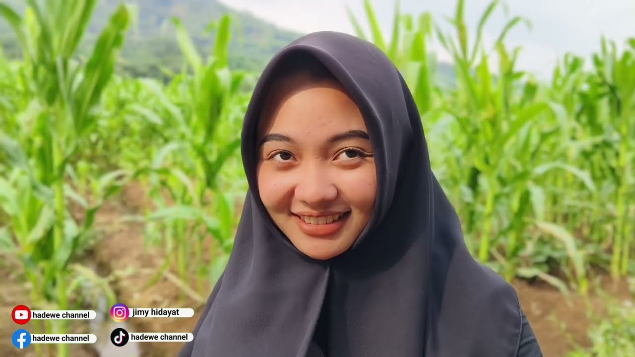 HARU'GADIS YATIM CANTIK NENG LAILA MENGUNJUNGI MAKAM ORANG TUA NYA - YouTube