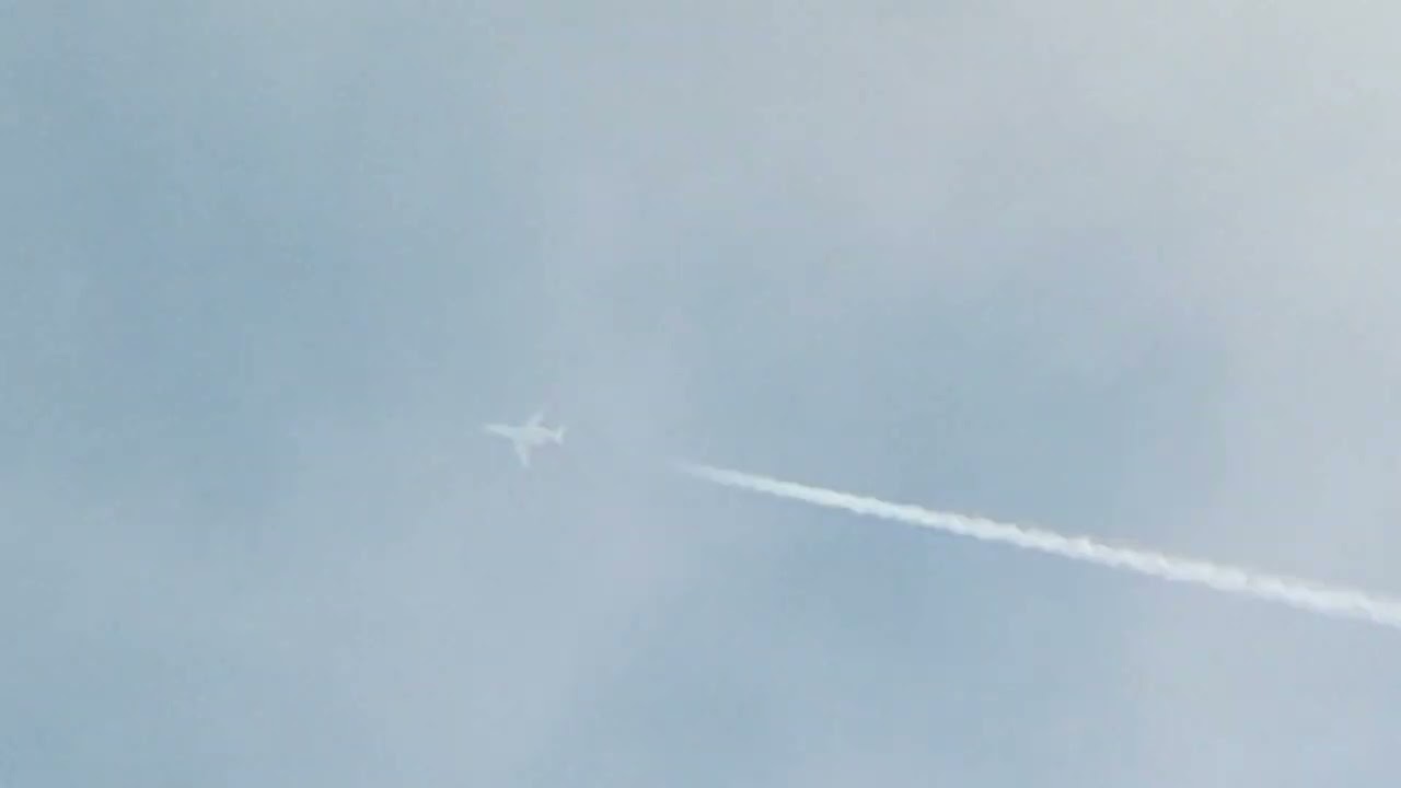 Impressive Contrail Spotting Of The Bombardier Challenger 300 At Impressive Contrail Spotting Of The Bombardier Challenger 300 At