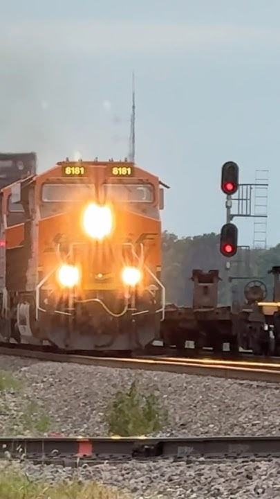 Very fast BNSF Z train meets BNSF Baretable train! #bnsftrains #bnsf #bnsfrailway - YouTube