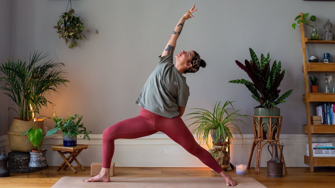 FUNKY VINYASA FLOW | 28 minute fun and playful yoga class - YouTube