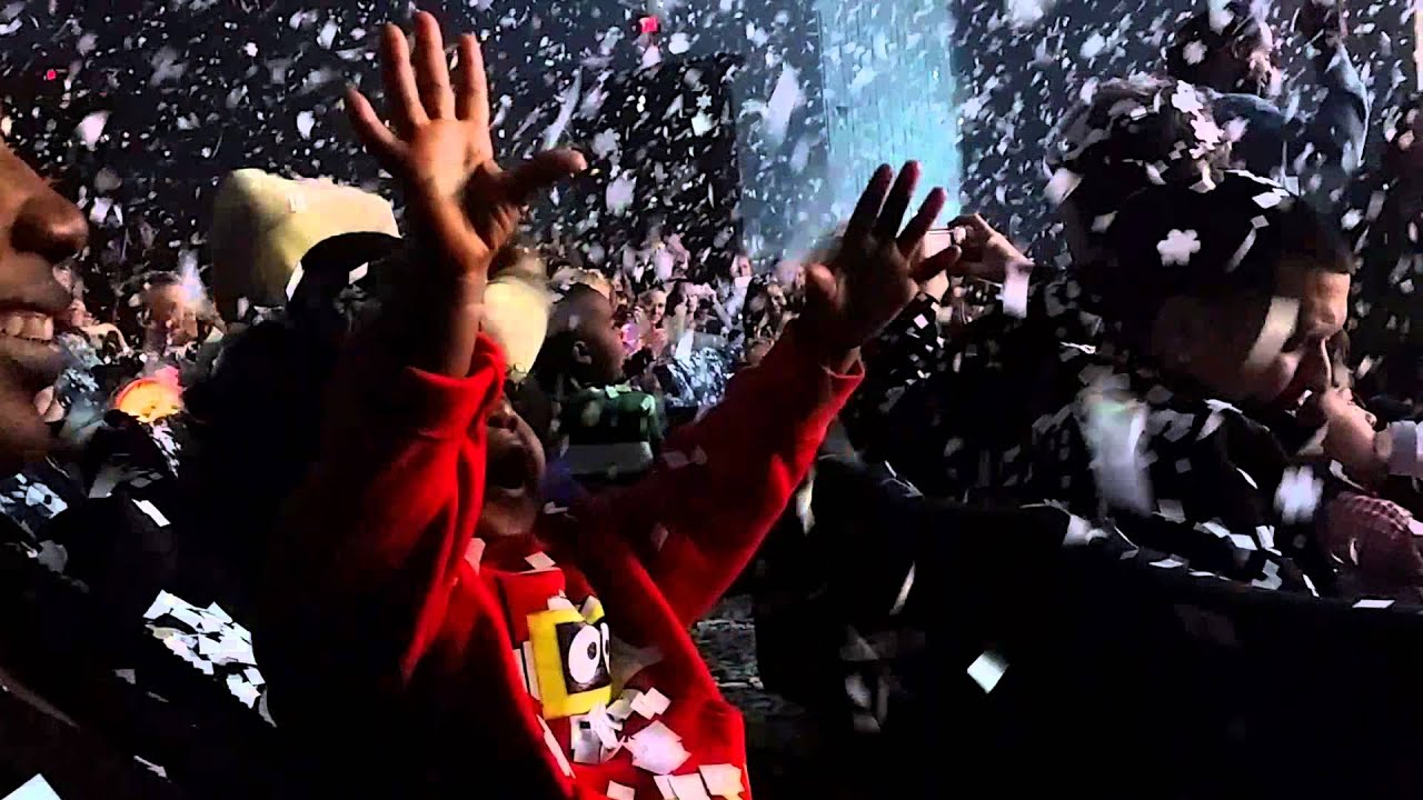 Mikah catching snow yo Gabba Gabba Live - YouTube