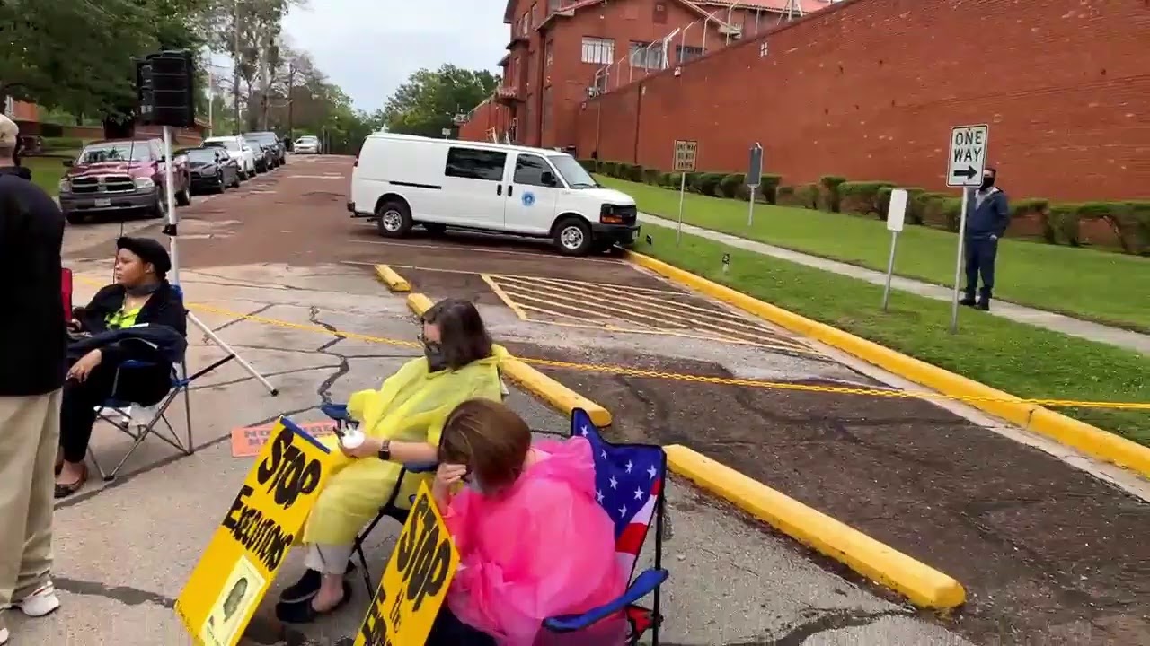 Live from outside the Texas execution of Quintin Jones - YouTube