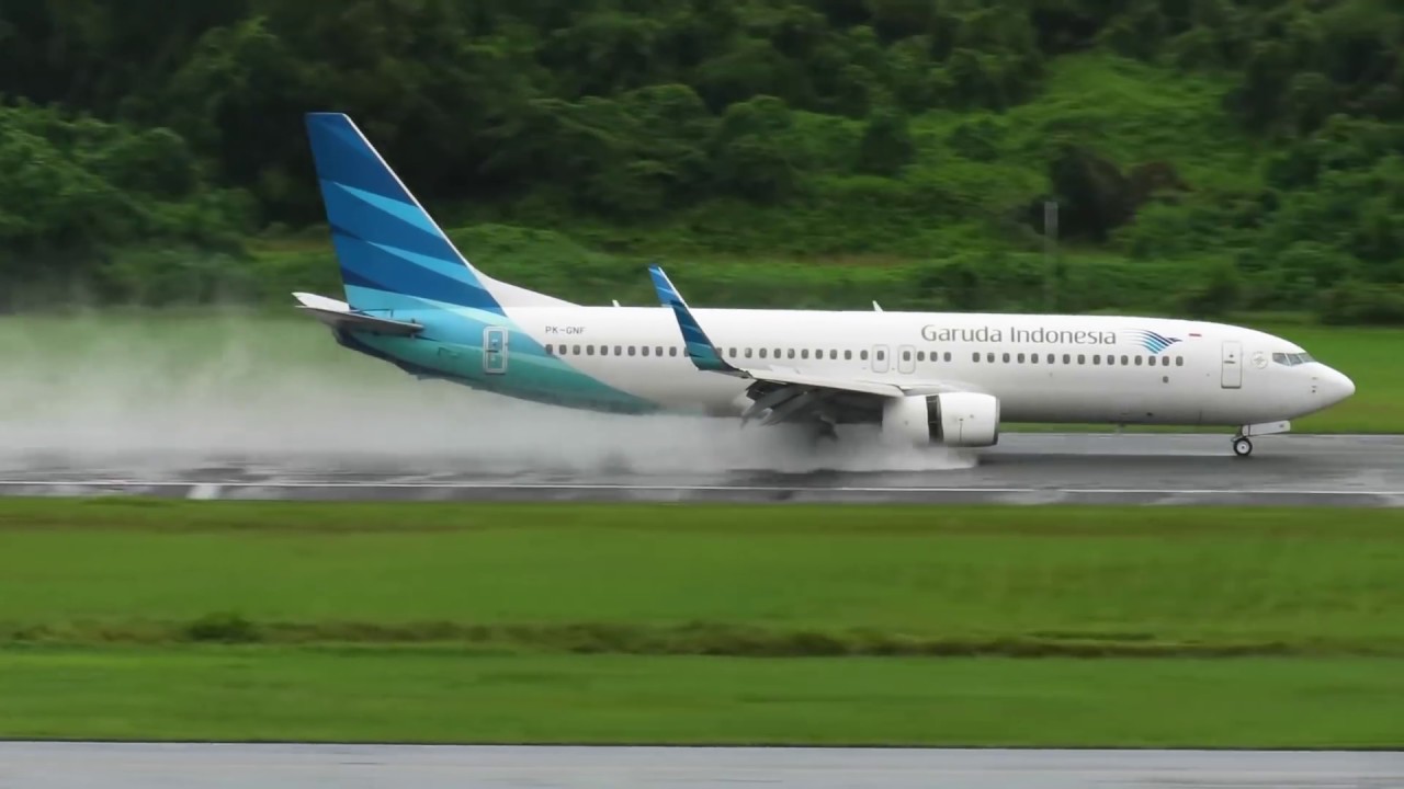 Begini Pesawat Ngerem di Lintasan Basah - Pesawat Terbang Garuda ...