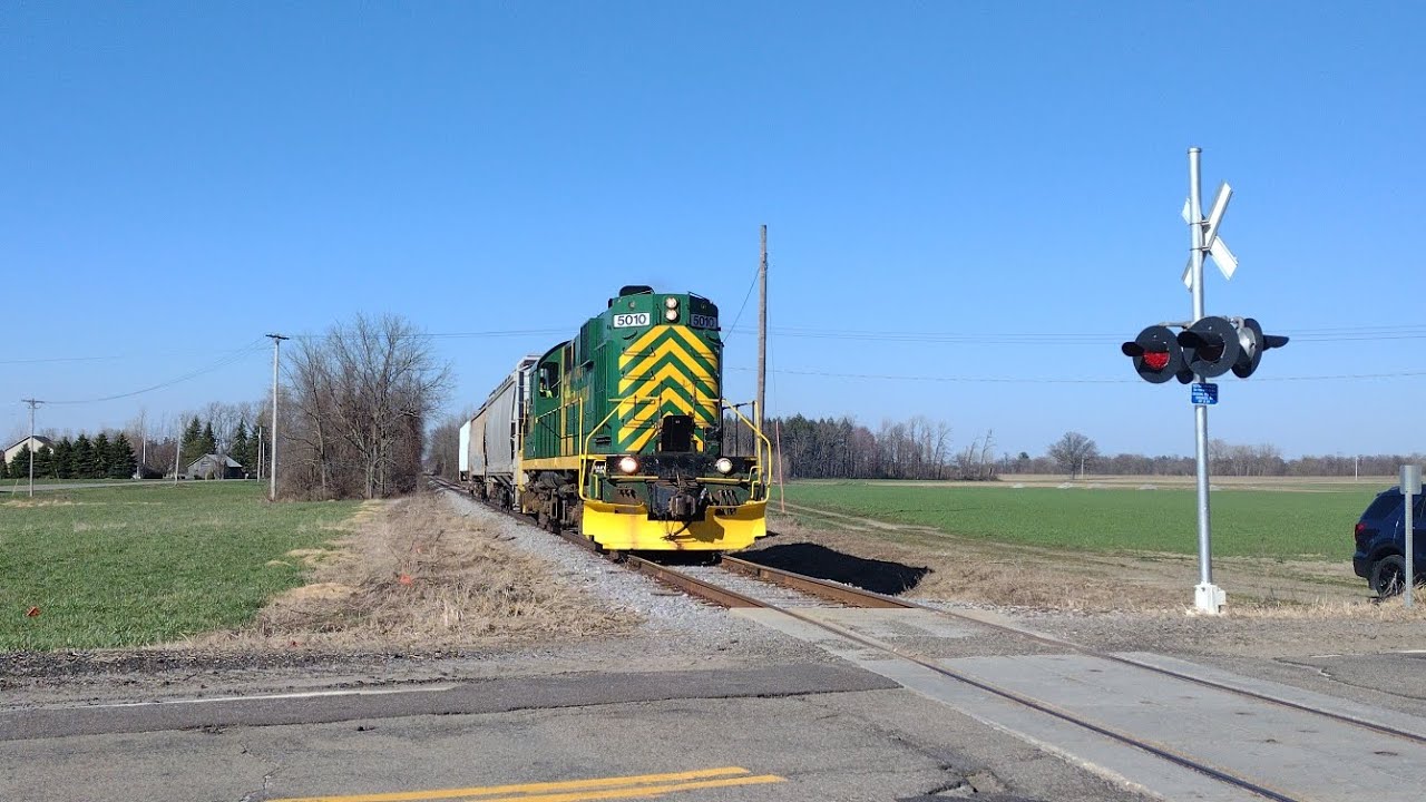 Buffalo Southern 5010 RS 11 dropping off hoppers on beautiful spring ...