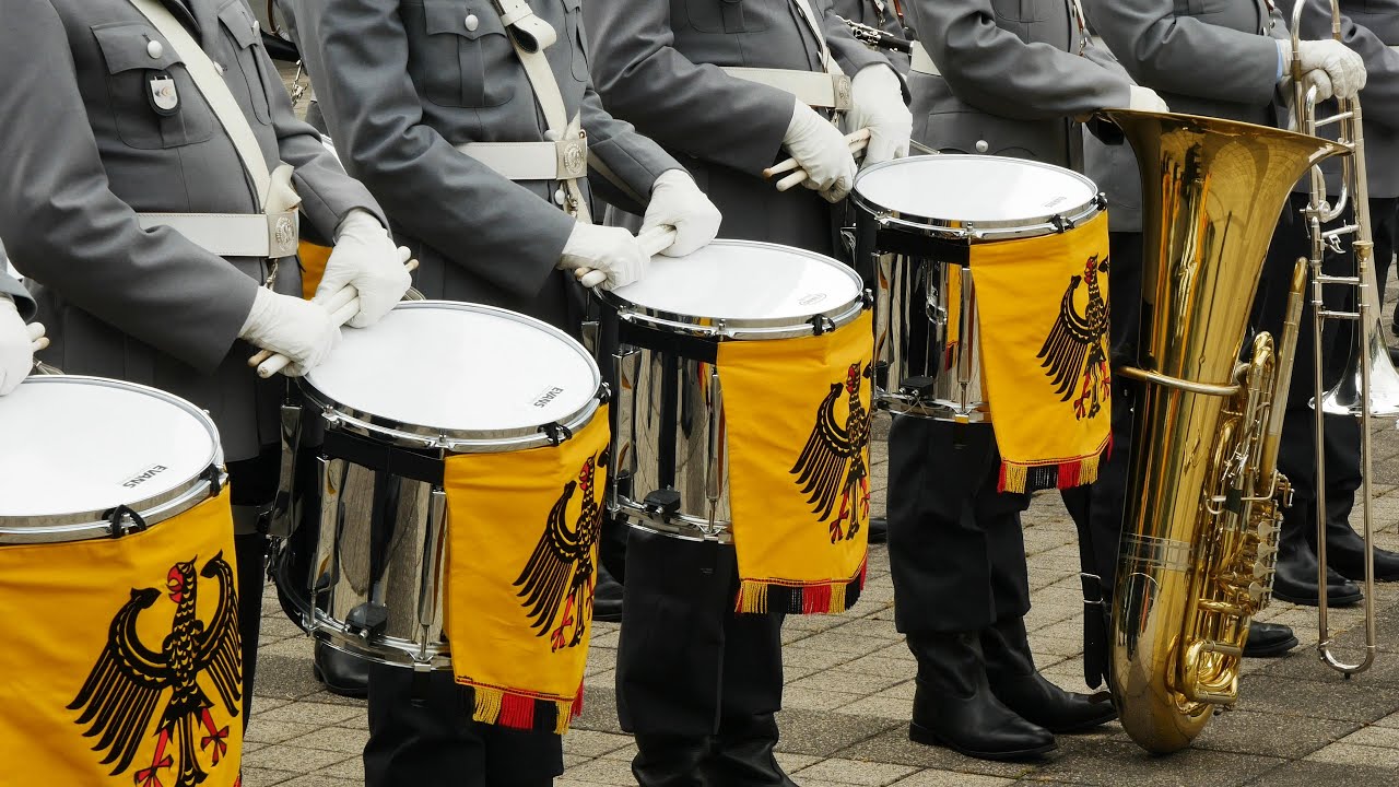 Fahnentruppmarsch - Spielmannszug des Musikkorps der Bundeswehr OStFw ...