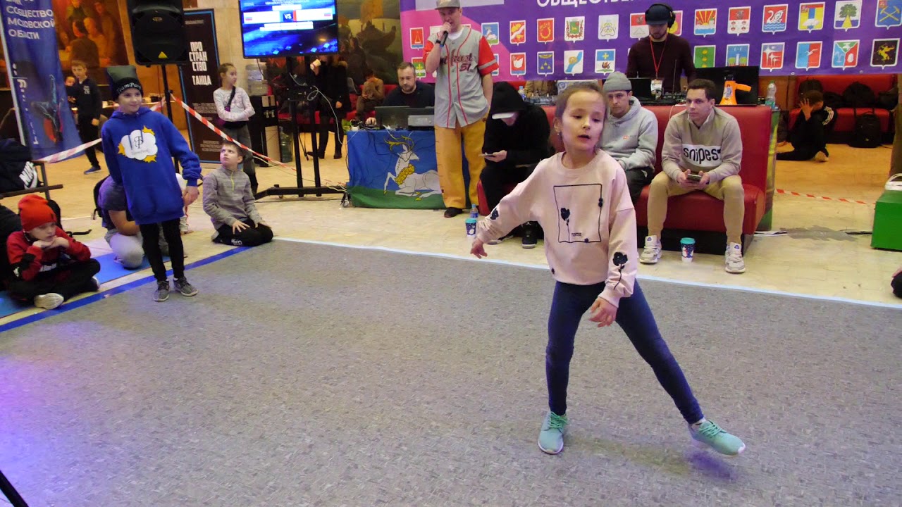 top8 bgirls Vika vs Линок - брейкданс чемпионат г.Одинцово - YouTube